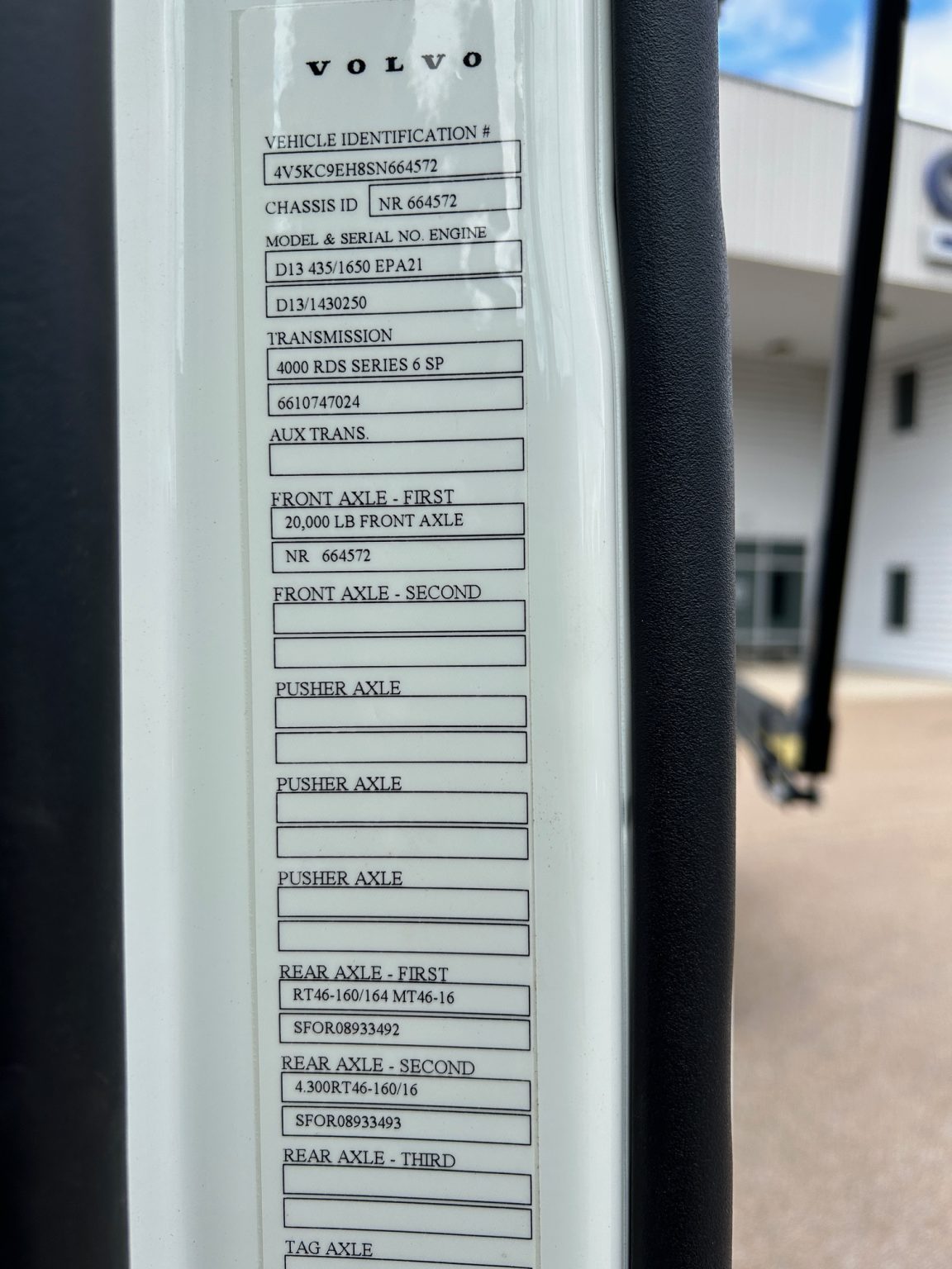 2025 Volvo VHD64B300 SN664572+ Pac-Mac 60K Roll-Off - Old River