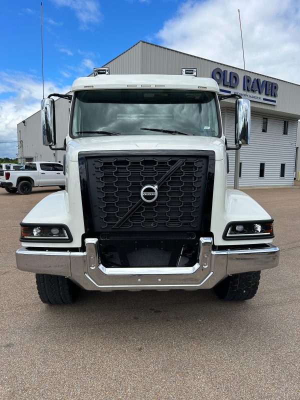 2025 Volvo VHD64B300 SN664572+ Pac-Mac 60K Roll-Off - Old River