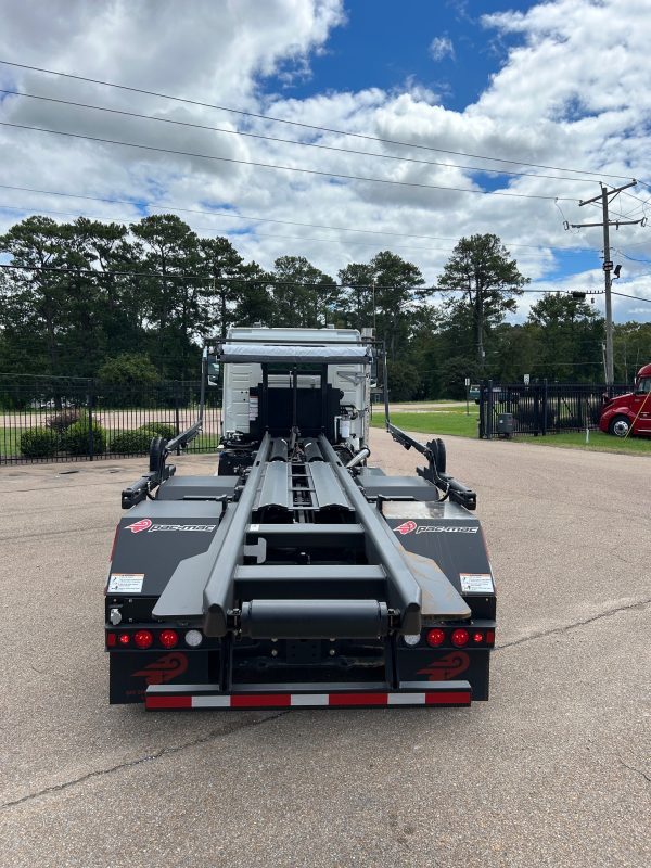 2025 Volvo VHD64B300 SN664572+ Pac-Mac 60K Roll-Off - Old River