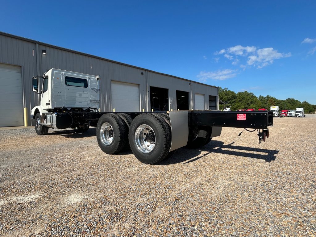 2025 Volvo VHD64B300 SN682603 + Pac-Mac 60K Roll-Off - Old River