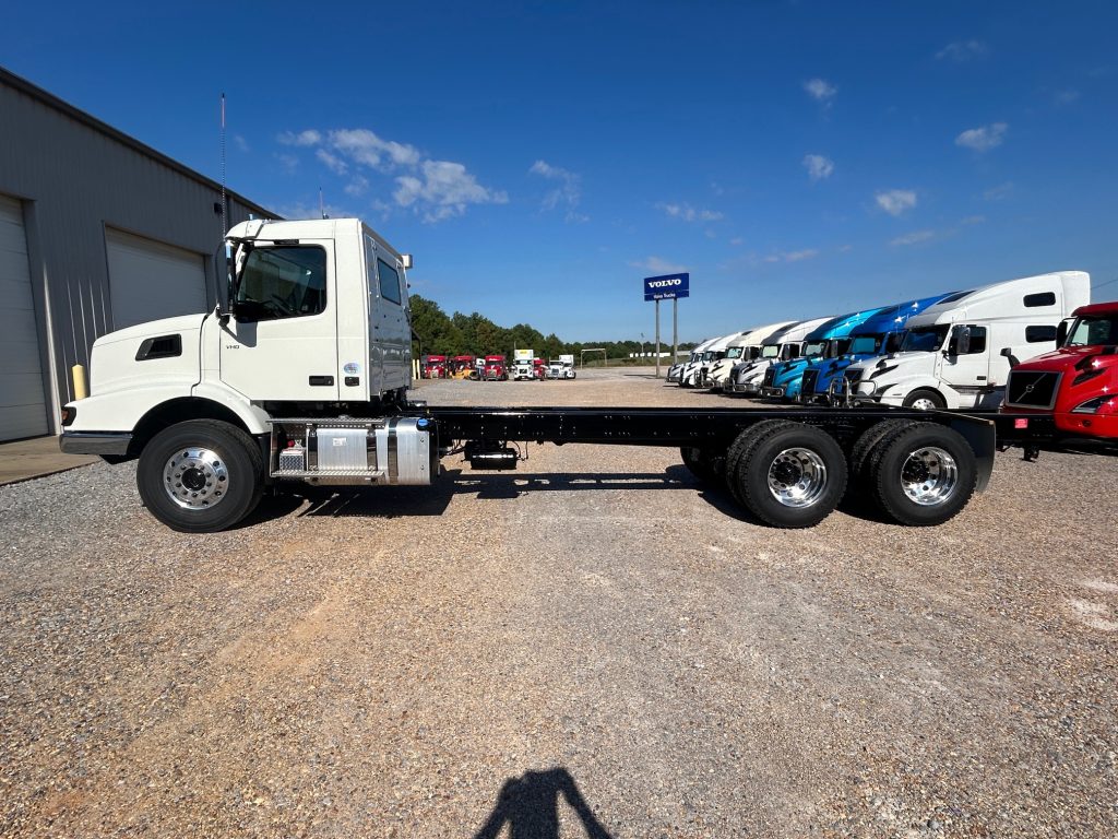 2025 Volvo VHD64B300 SN682603 + Pac-Mac 60K Roll-Off - Old River
