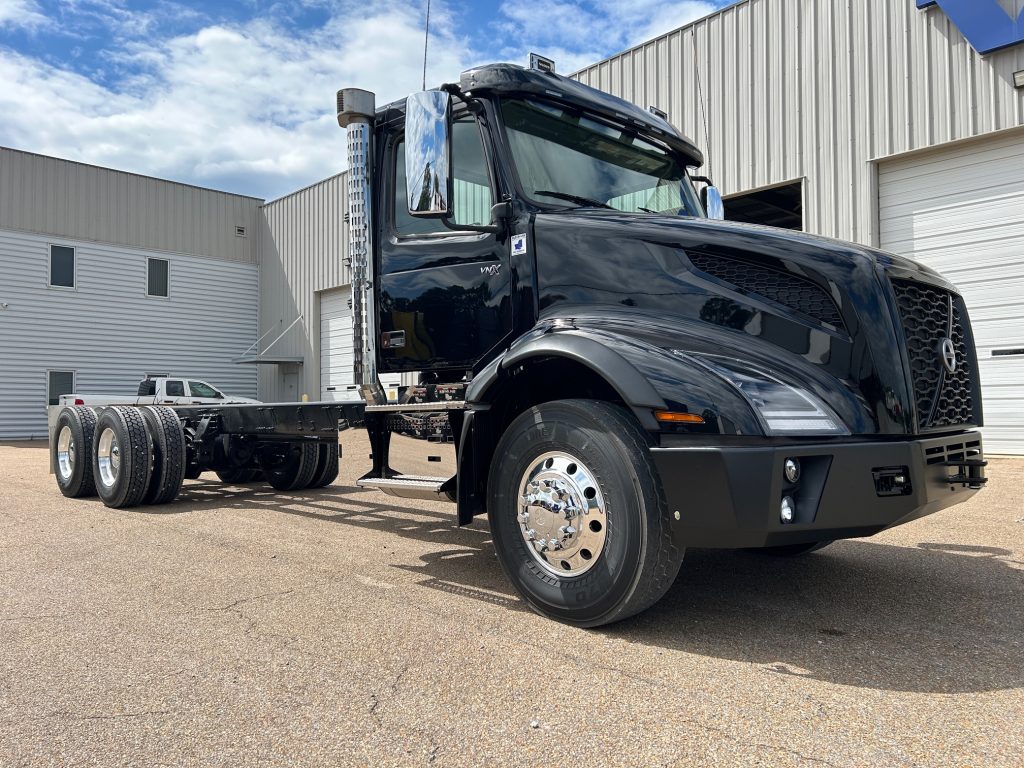 2025 Volvo VNX 300 SN688757 Century Roll-back 28' 20 Series Carrier ...