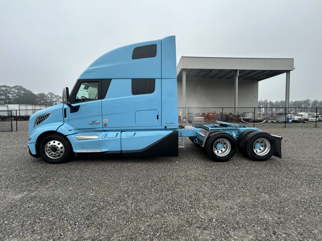 2025 Volvo VNL 860 Ultimate SN689512 - Old River